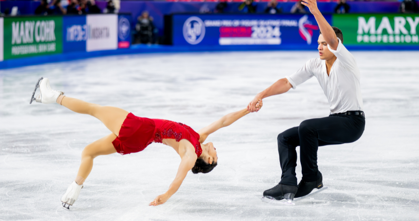 Le duo canadien de patinage en couple junior se classe deuxième après ...